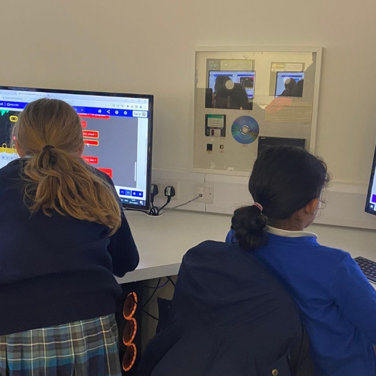 STEM Workshop with Local Pupils: Robots and AI Exploration